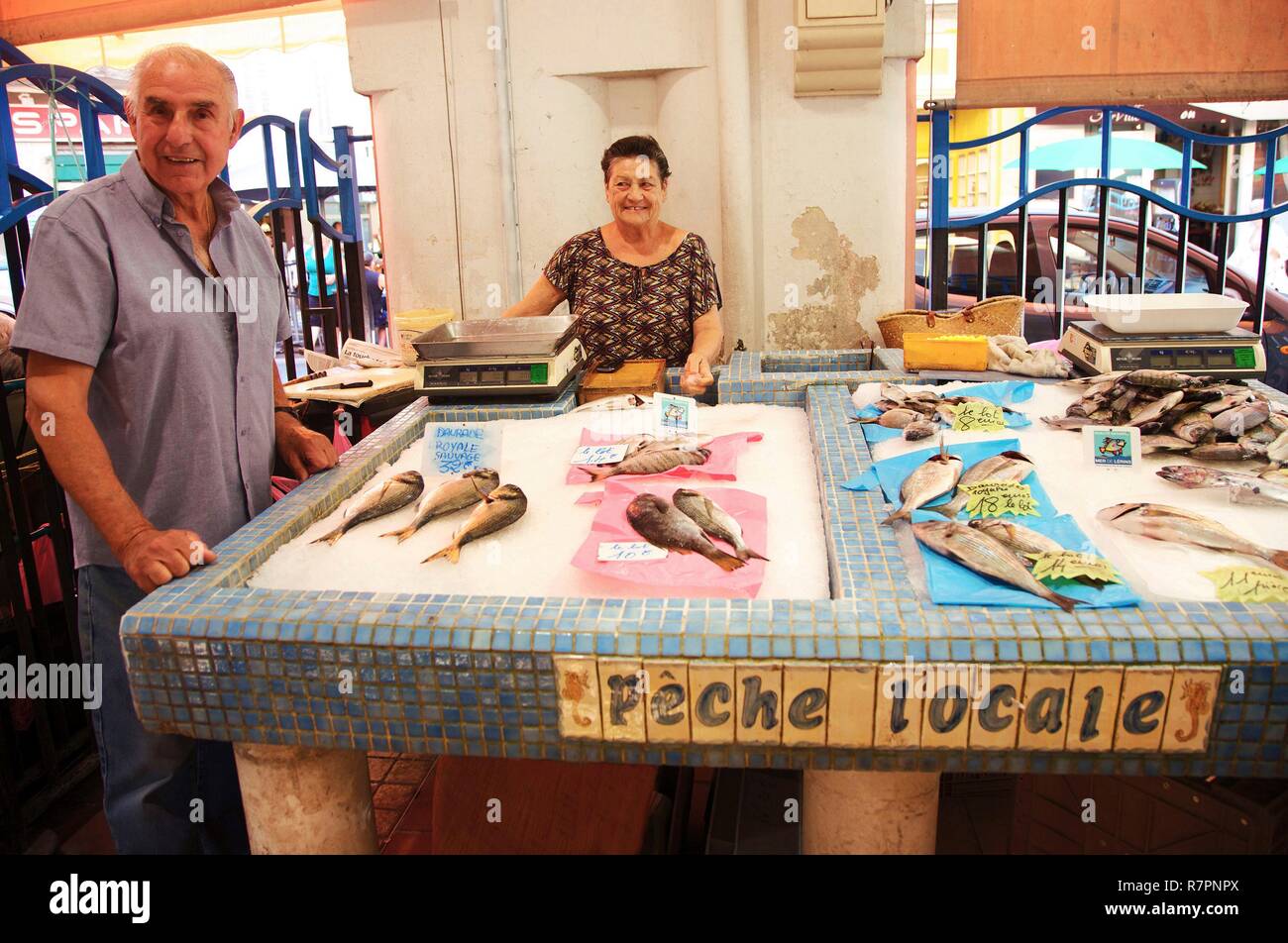 France, Alpes Maritimes, Cannes, Couple of fishmongers on Forville ...