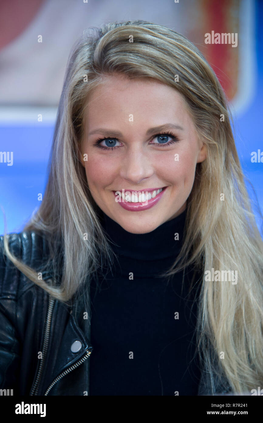Caroline NOEDING, actress, on the donation phone, portrait, portrait ...