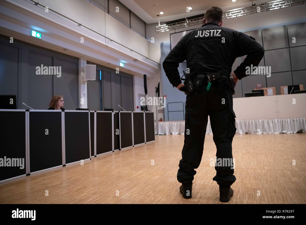 Oldenburg, Germany. 11th Dec, 2018. A prison officer stands in the ...