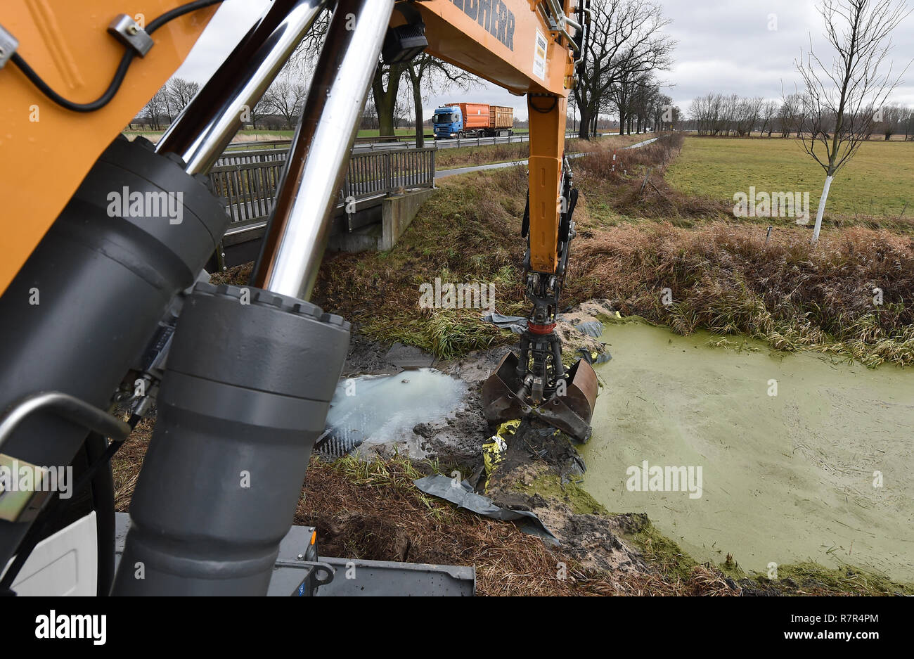 11 December 2018, Brandenburg, Rangsdorf: An excavator opens the Zülow ...