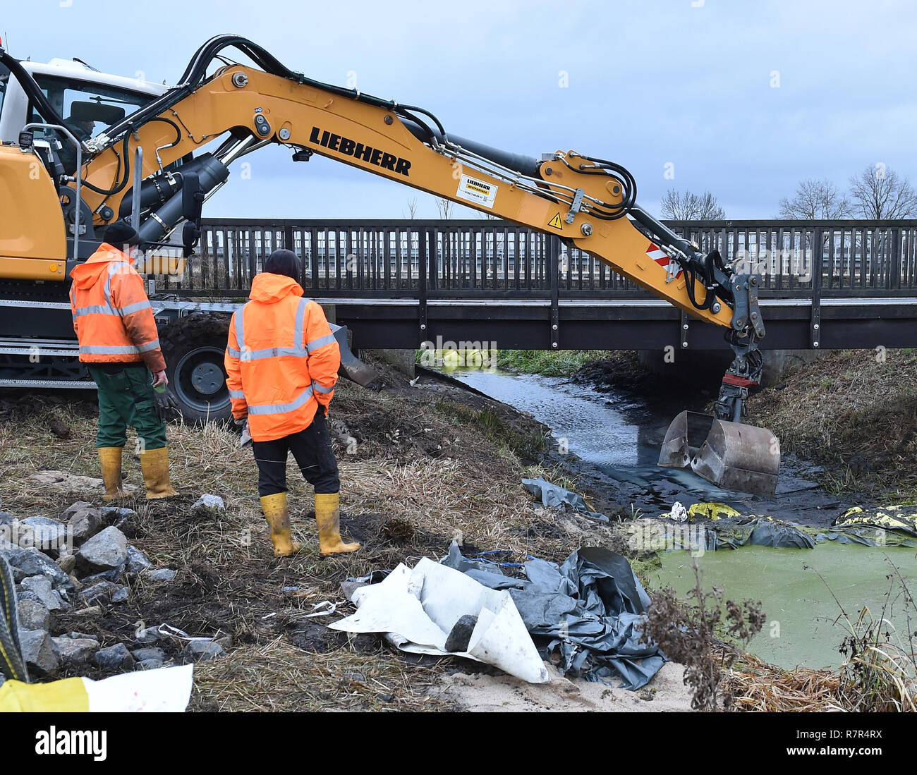 11 December 2018, Brandenburg, Rangsdorf: An excavator opens the Zülow ...
