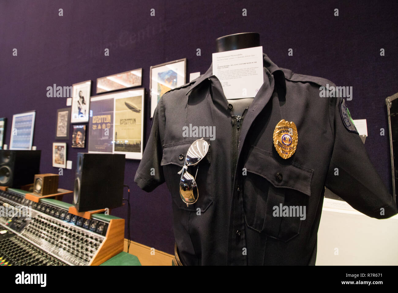 George michael outside 1998 hi-res stock photography and images - Alamy