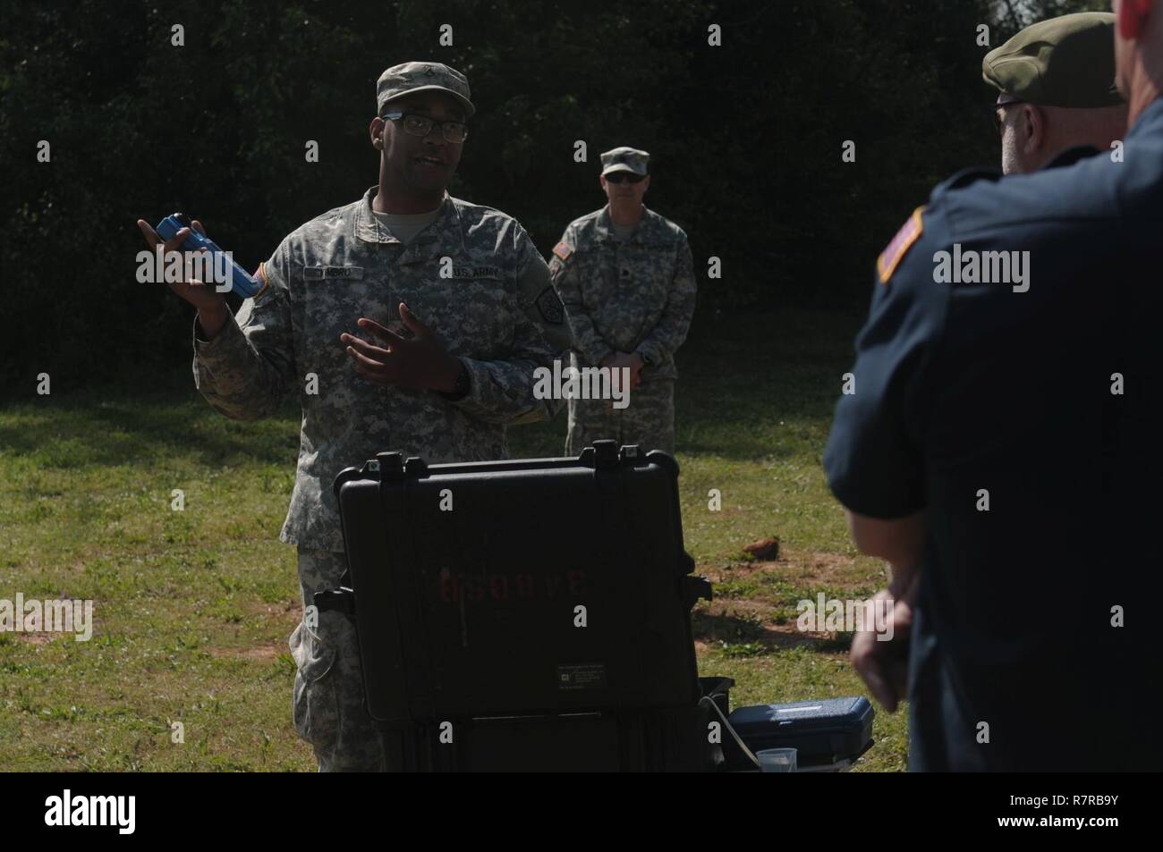 Tactical water purification system hi-res stock photography and images ...