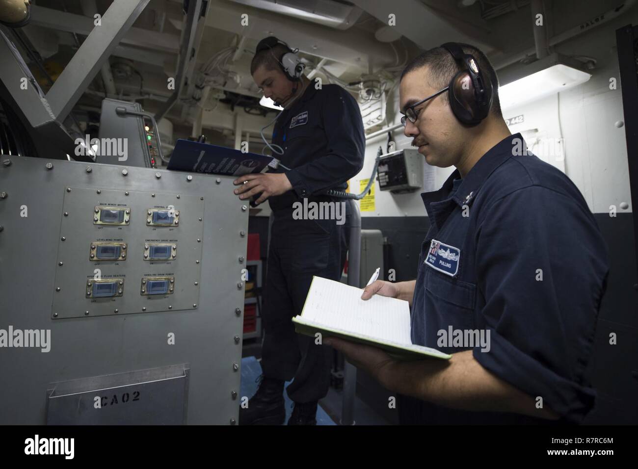 Towed array sonar hi-res stock photography and images - Alamy