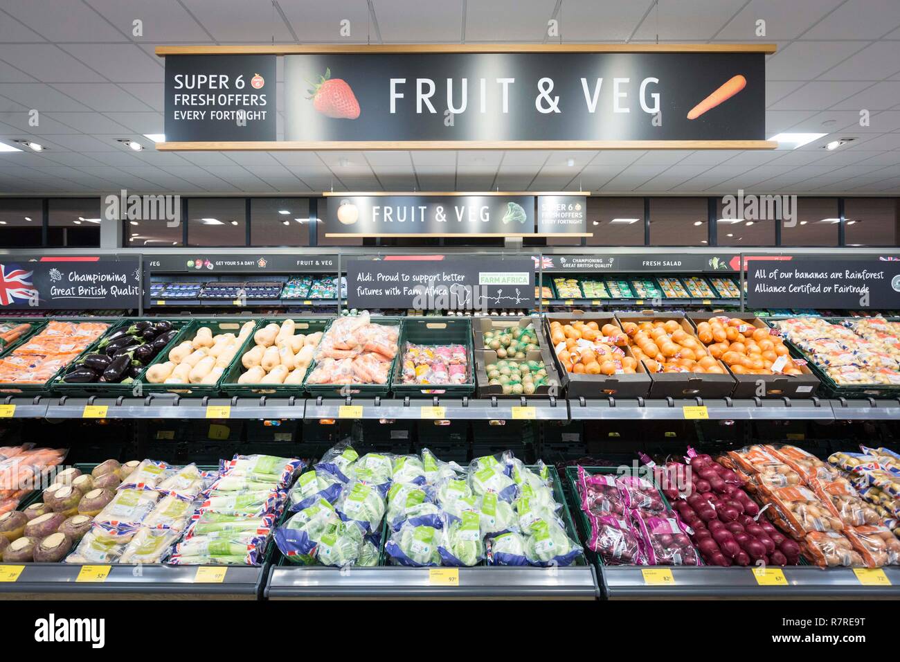 39513 MCCANN 29/11/18 Team GB Athlete Samantha Murray opens Aldi ...