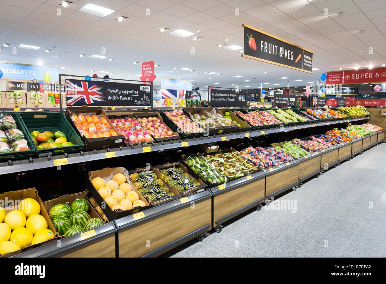 39513 MCCANN 29/11/18 Team GB Athlete Samantha Murray opens Aldi ...