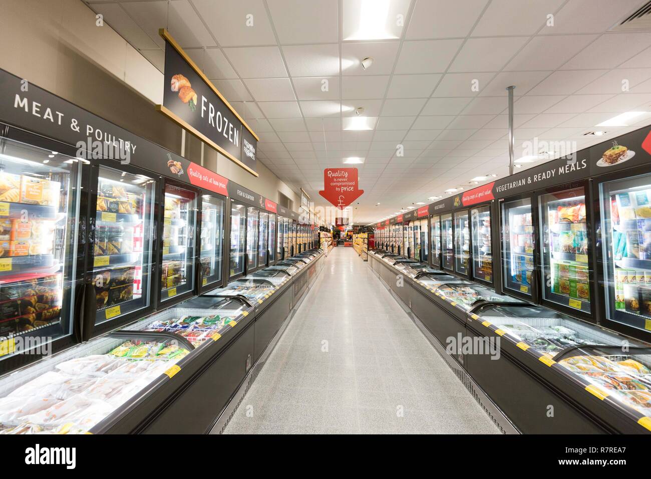 39513 MCCANN 29/11/18 Team GB Athlete Samantha Murray opens Aldi ...
