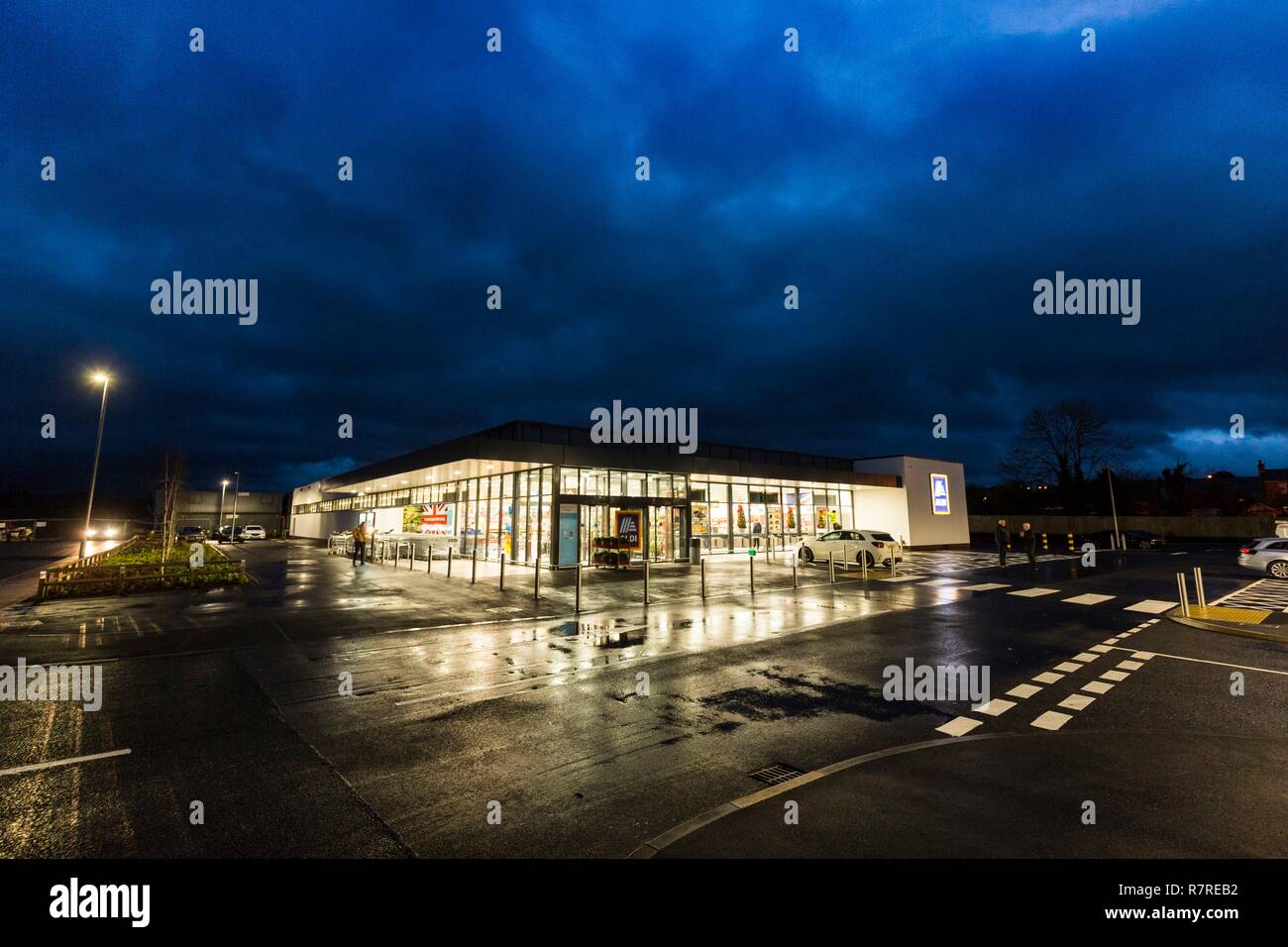 39513 MCCANN 29/11/18 Team GB Athlete Samantha Murray opens Aldi ...
