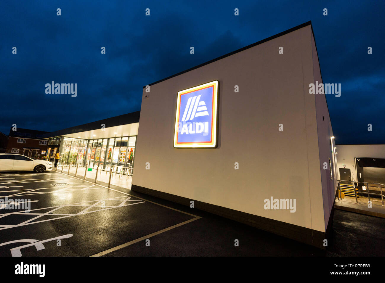 39513 MCCANN 29/11/18 Team GB Athlete Samantha Murray opens Aldi ...