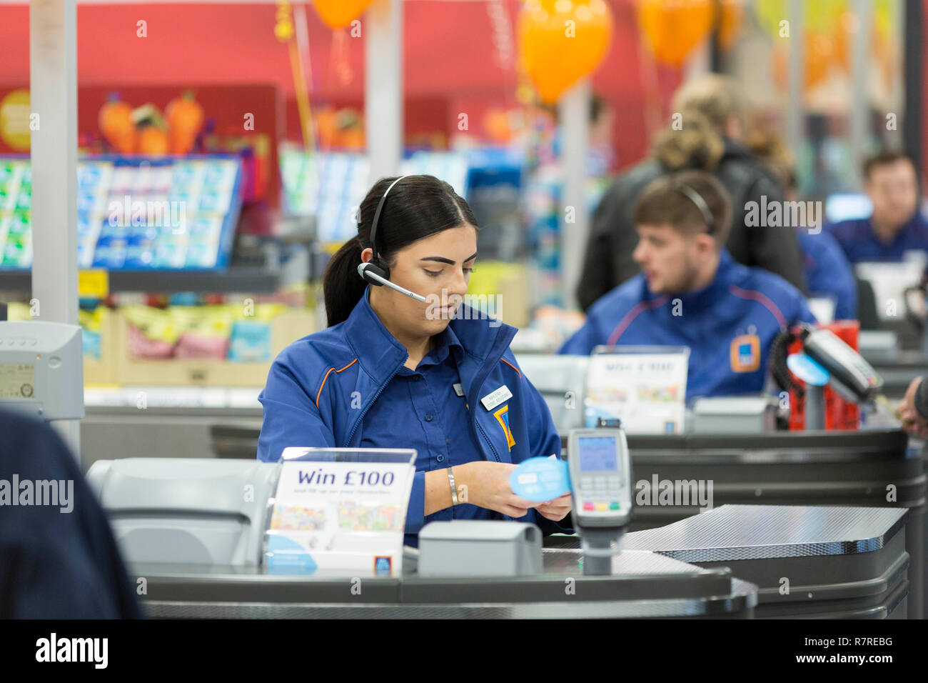 39513 MCCANN 29/11/18 Team GB Athlete Samantha Murray opens Aldi ...