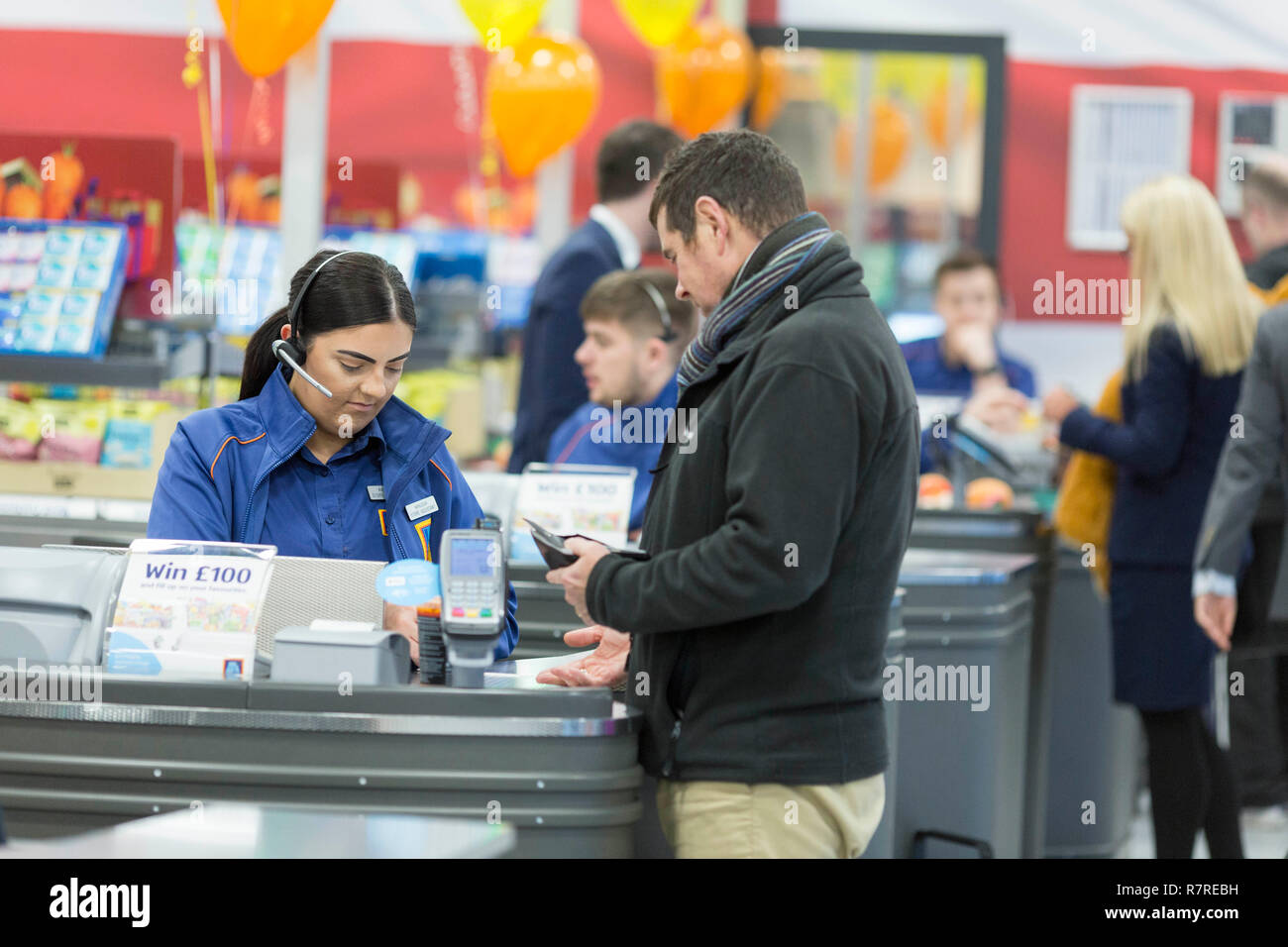 39513 MCCANN 29/11/18 Team GB Athlete Samantha Murray opens Aldi ...