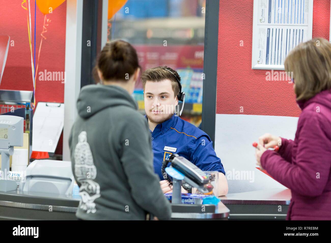 39513 MCCANN 29/11/18 Team GB Athlete Samantha Murray opens Aldi ...