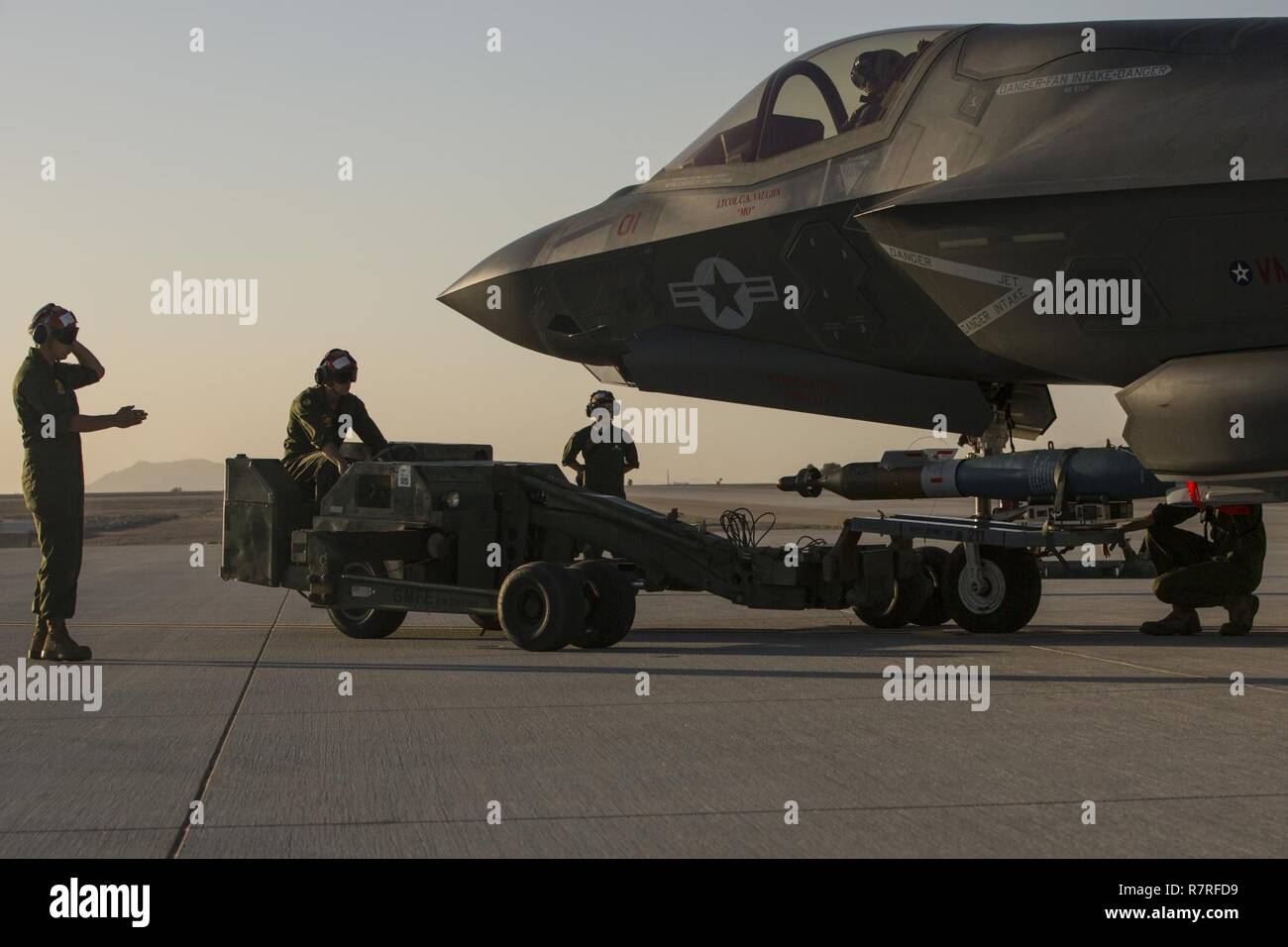F 35 weapons load hi-res stock photography and images - Alamy