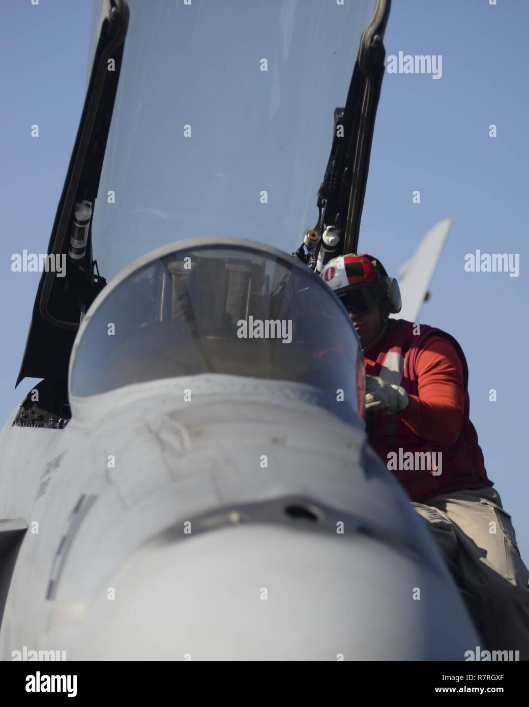 PACIFIC OCEAN (March 31, 2017) The gunner of the "Argonauts" of Strike ...