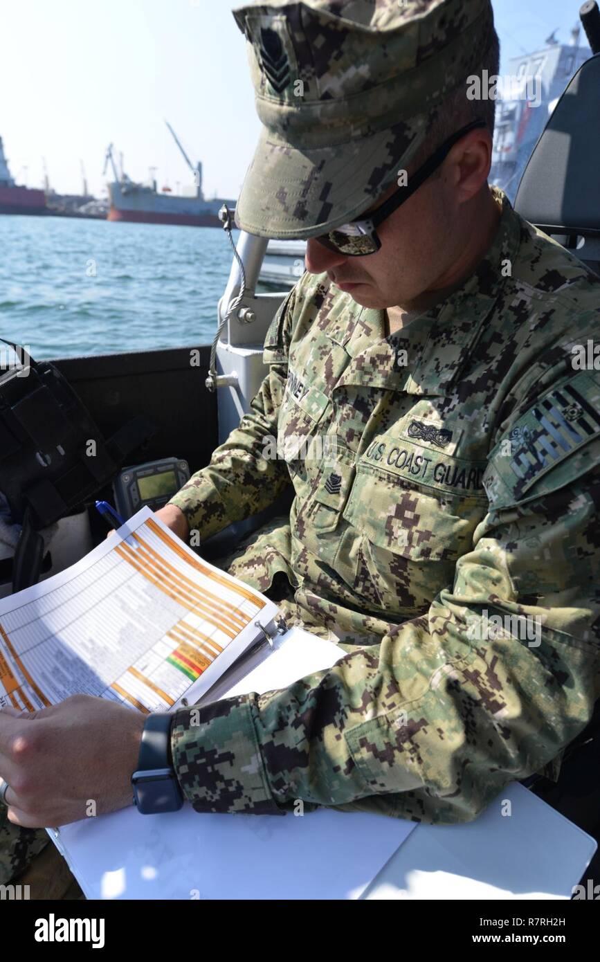 Us army personnel check paperwork hi-res stock photography and images ...