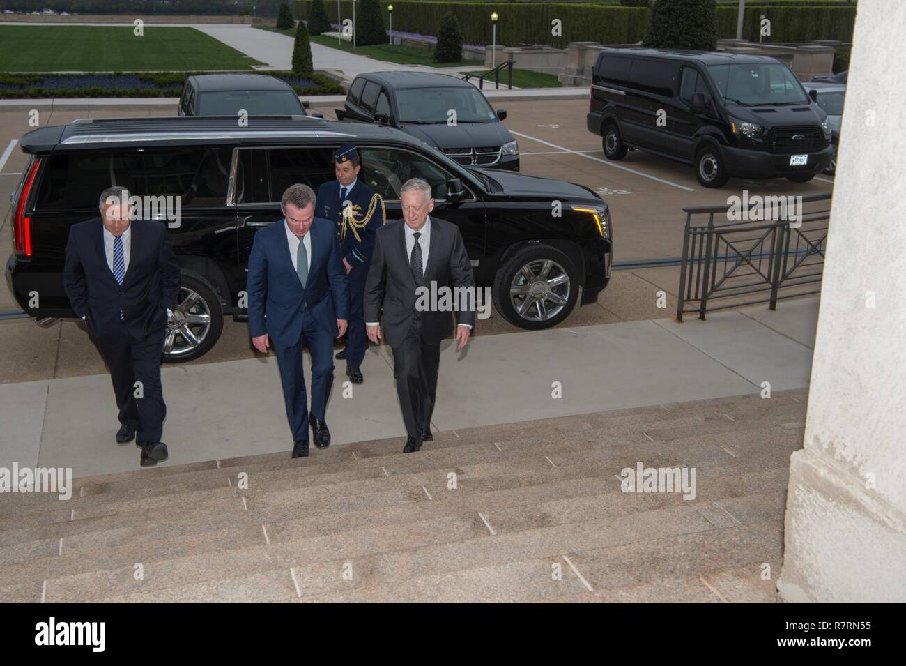Defense Secretary Jim Mattis walks with Australia’s Minister for ...