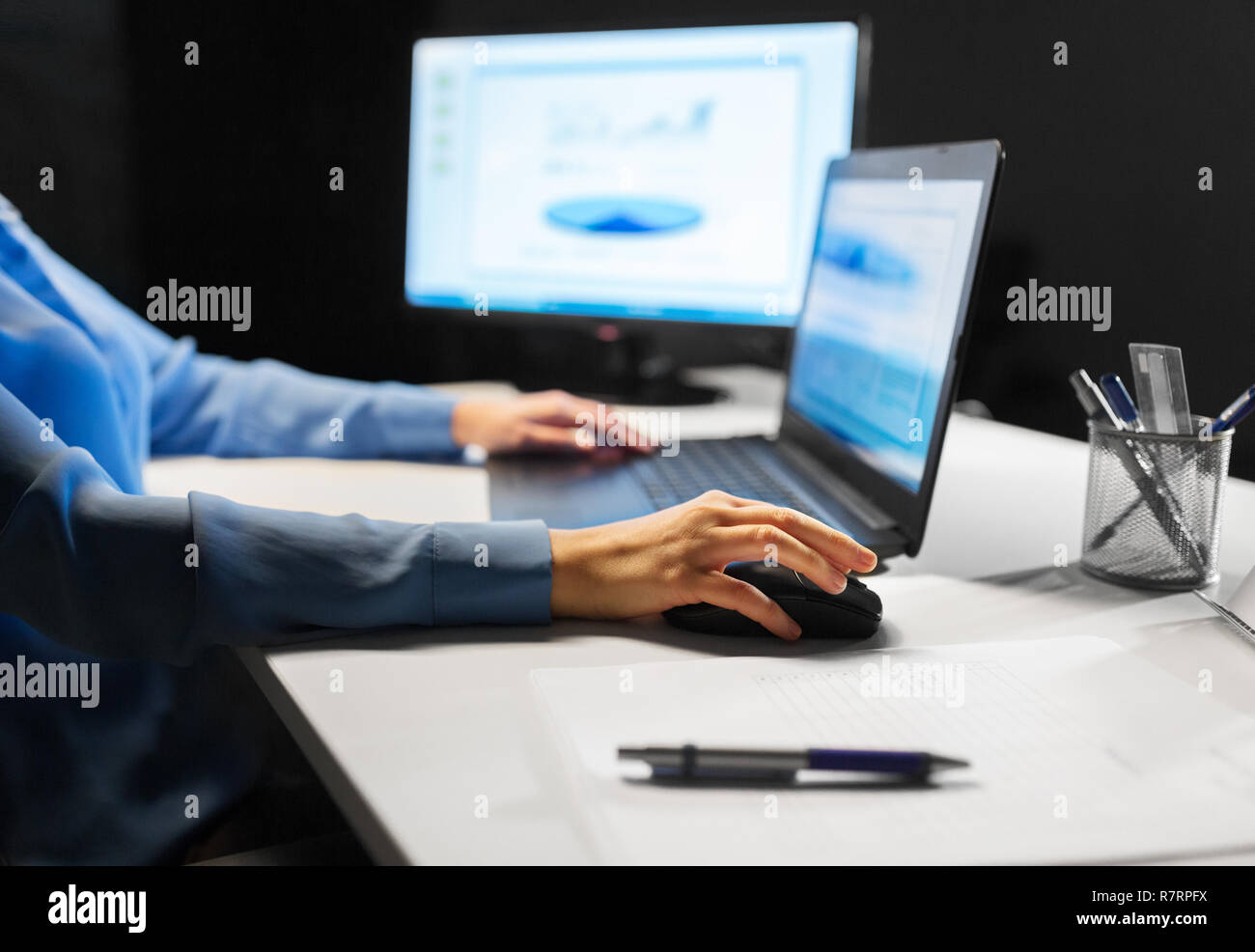 Hand using computer mouse hi-res stock photography and images - Alamy
