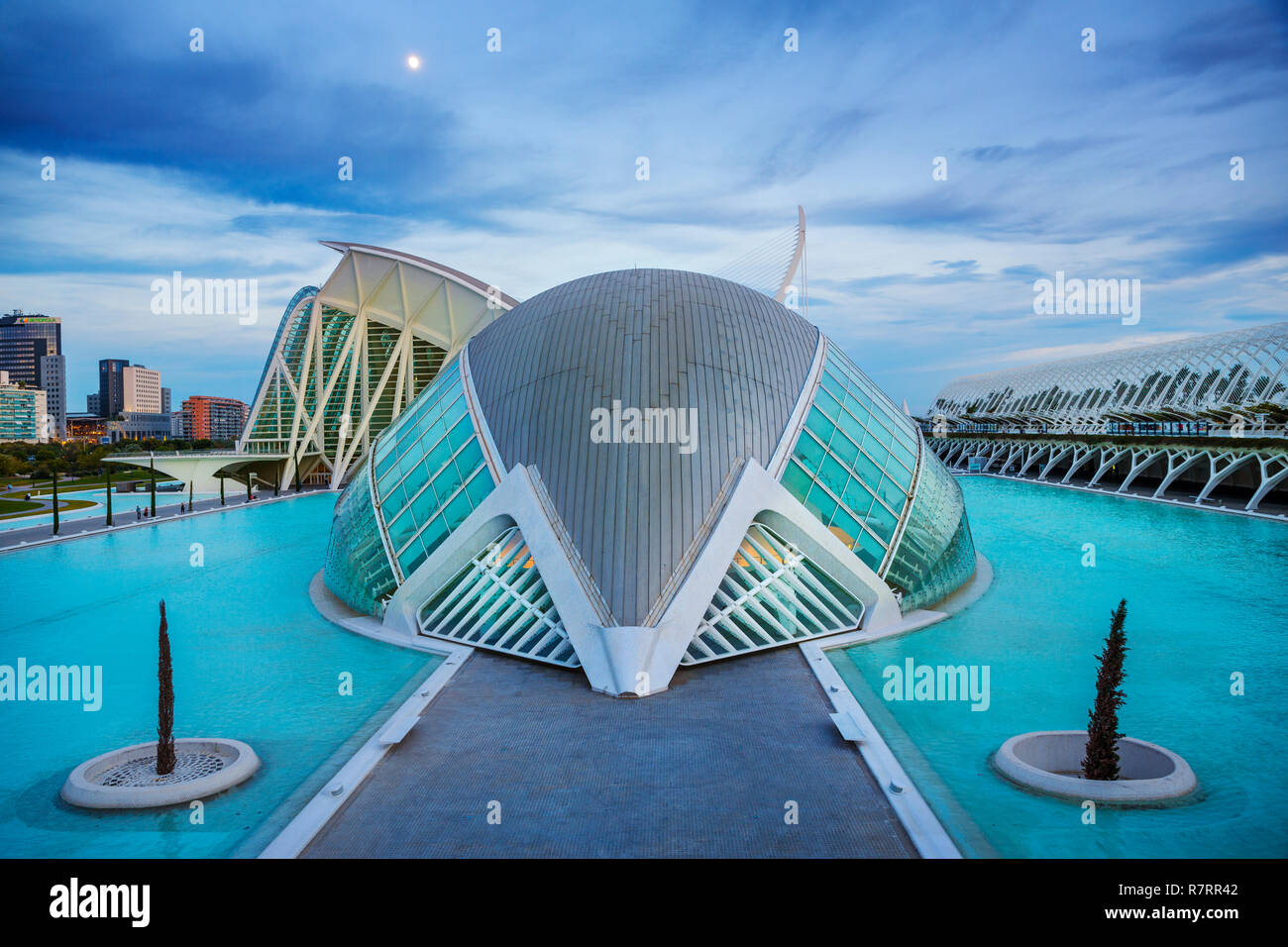 Hemisferic and Principe Felipe Science Museum. City of Arts and ...