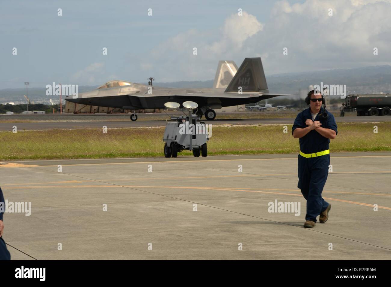Us air force airman communicates hi-res stock photography and images ...