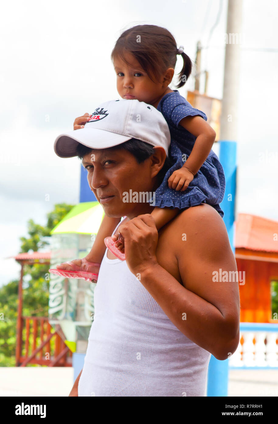 Peruvian mother and daughter hi-res stock photography and images - Alamy