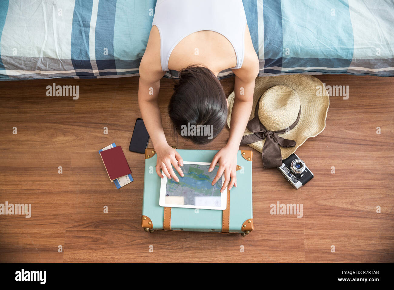 Young woman ready to travel Stock Photo - Alamy
