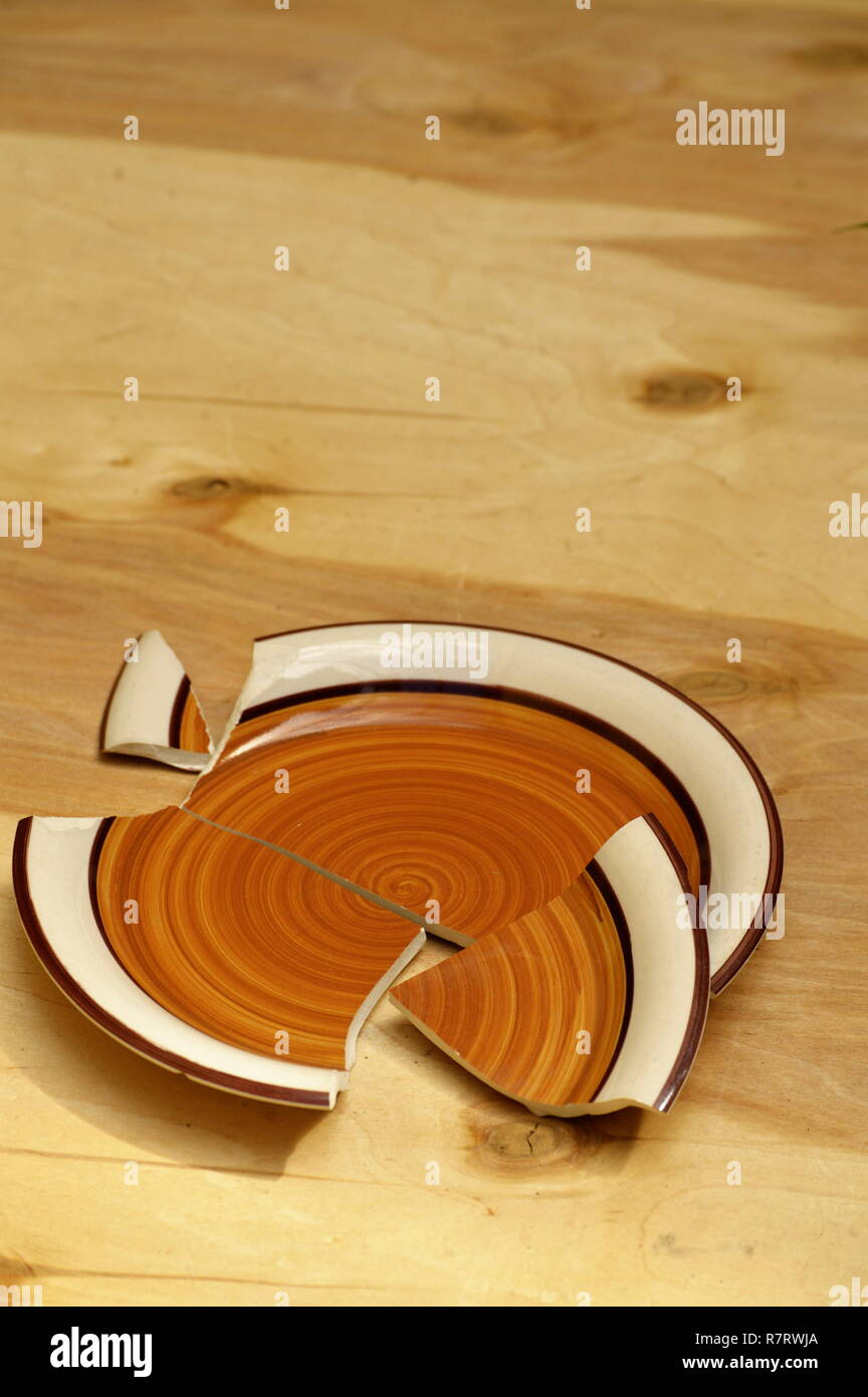 Broken dish, broke empty dish Stock Photo - Alamy