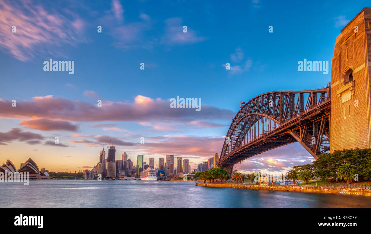 Sunrise on Sydney Harbour from Milsons Point, NSW, Australia Stock ...