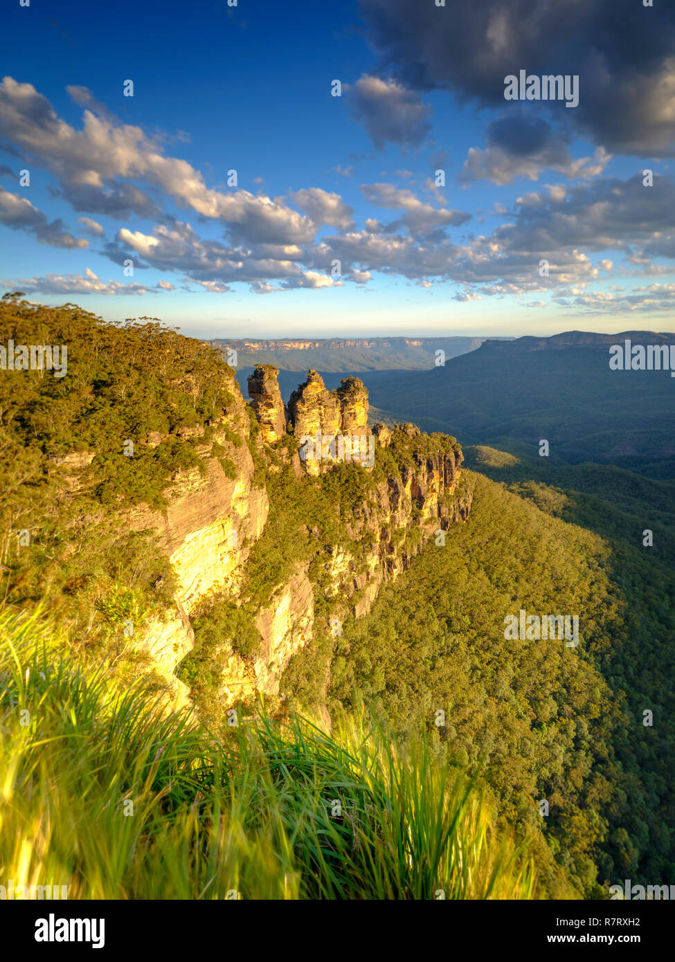 The Three Sisters and the Blue Mountains at Sunset, Katoomba, NSW ...