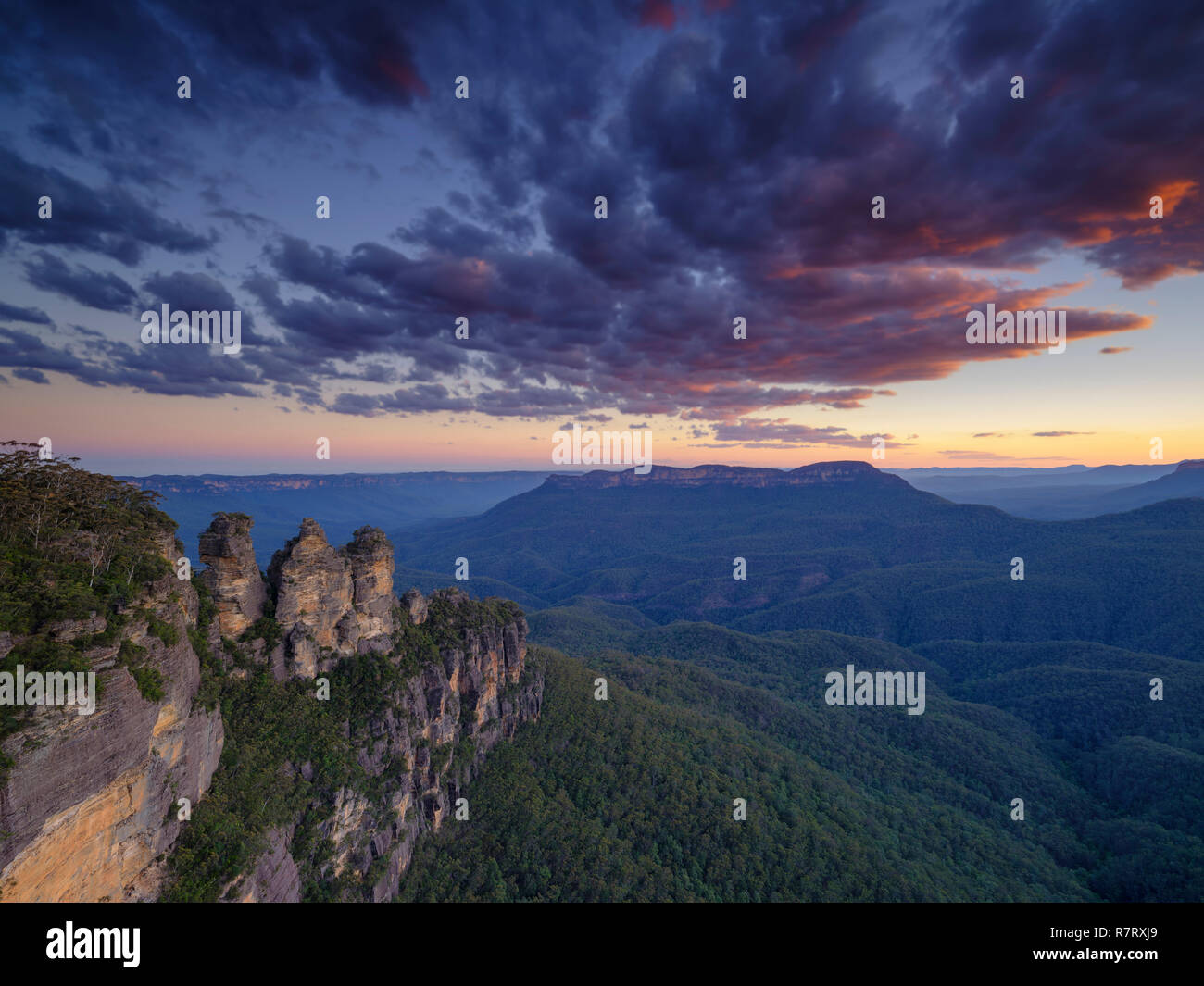 The Three Sisters and the Blue Mountains at Sunset, Katoomba, NSW ...