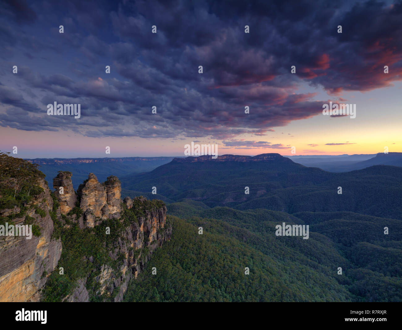 The Three Sisters and the Blue Mountains at Sunset, Katoomba, NSW ...