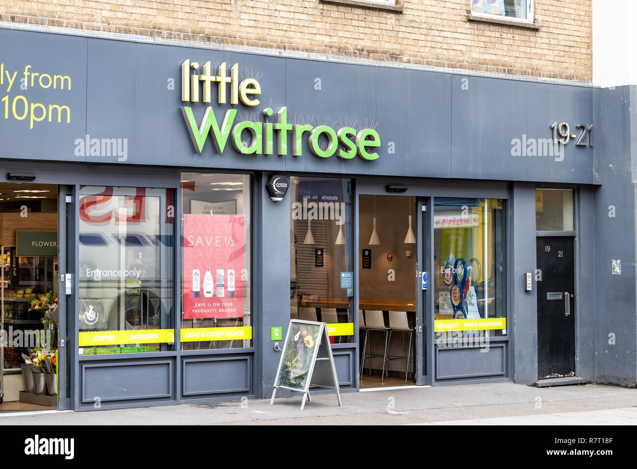 Grocery Shop Front Uk Stock Photos & Grocery Shop Front Uk Stock Images ...