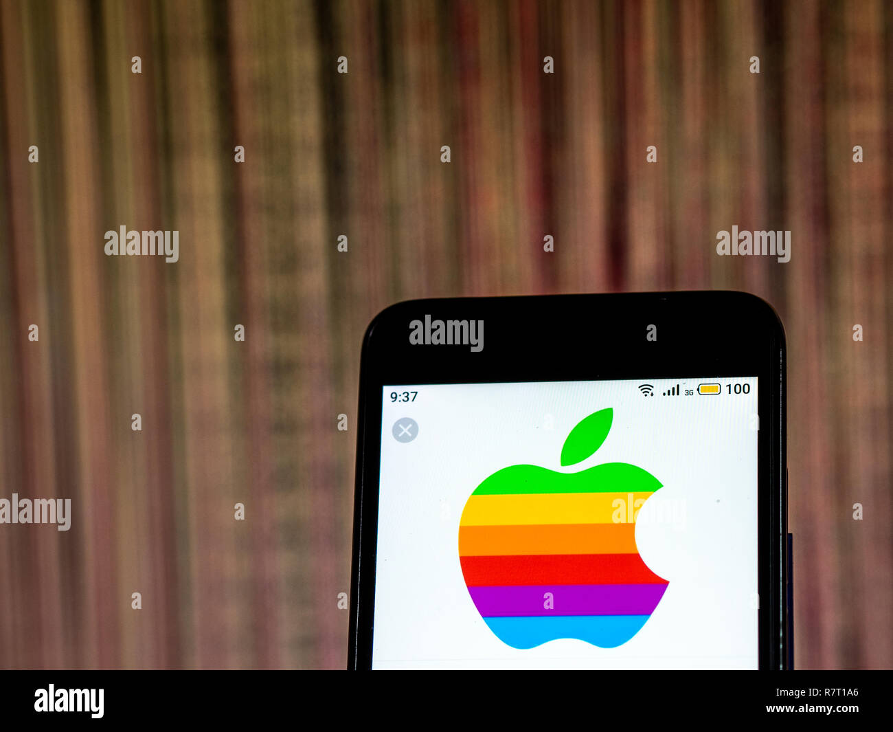 Apple Technology company logo seen displayed on smart phone Stock Photo ...