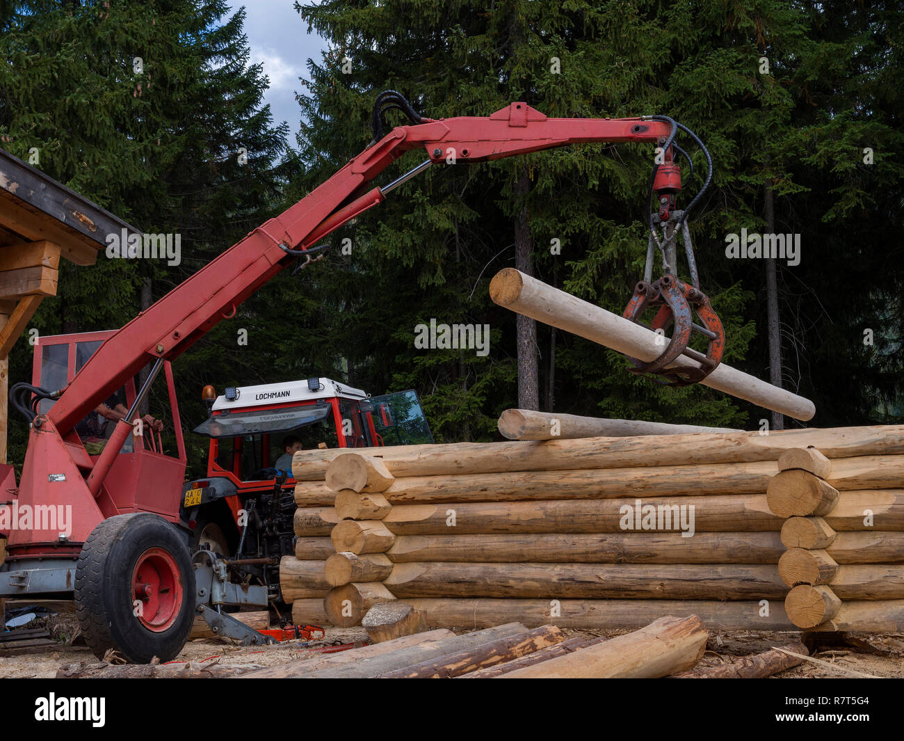 Log cabin construction hi-res stock photography and images - Alamy