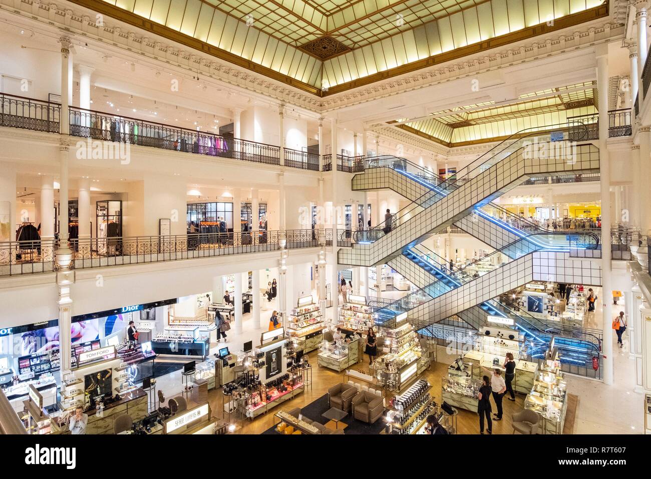 Le bon marche paris hi-res stock photography and images - Alamy