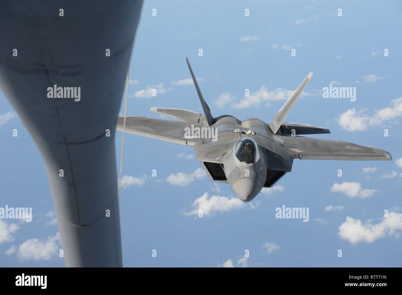 An F-22 Raptor from the 154th Wing, Hawaii Air National Guard refuel ...