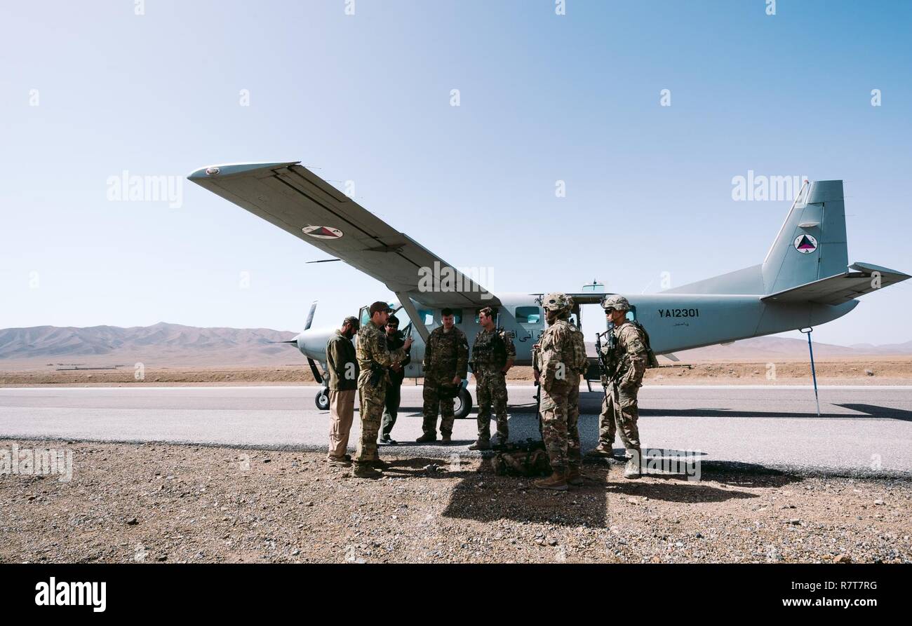 Train advise assist command air hi-res stock photography and images - Alamy