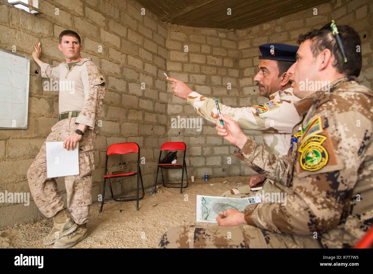 Map reading us army hi-res stock photography and images - Alamy