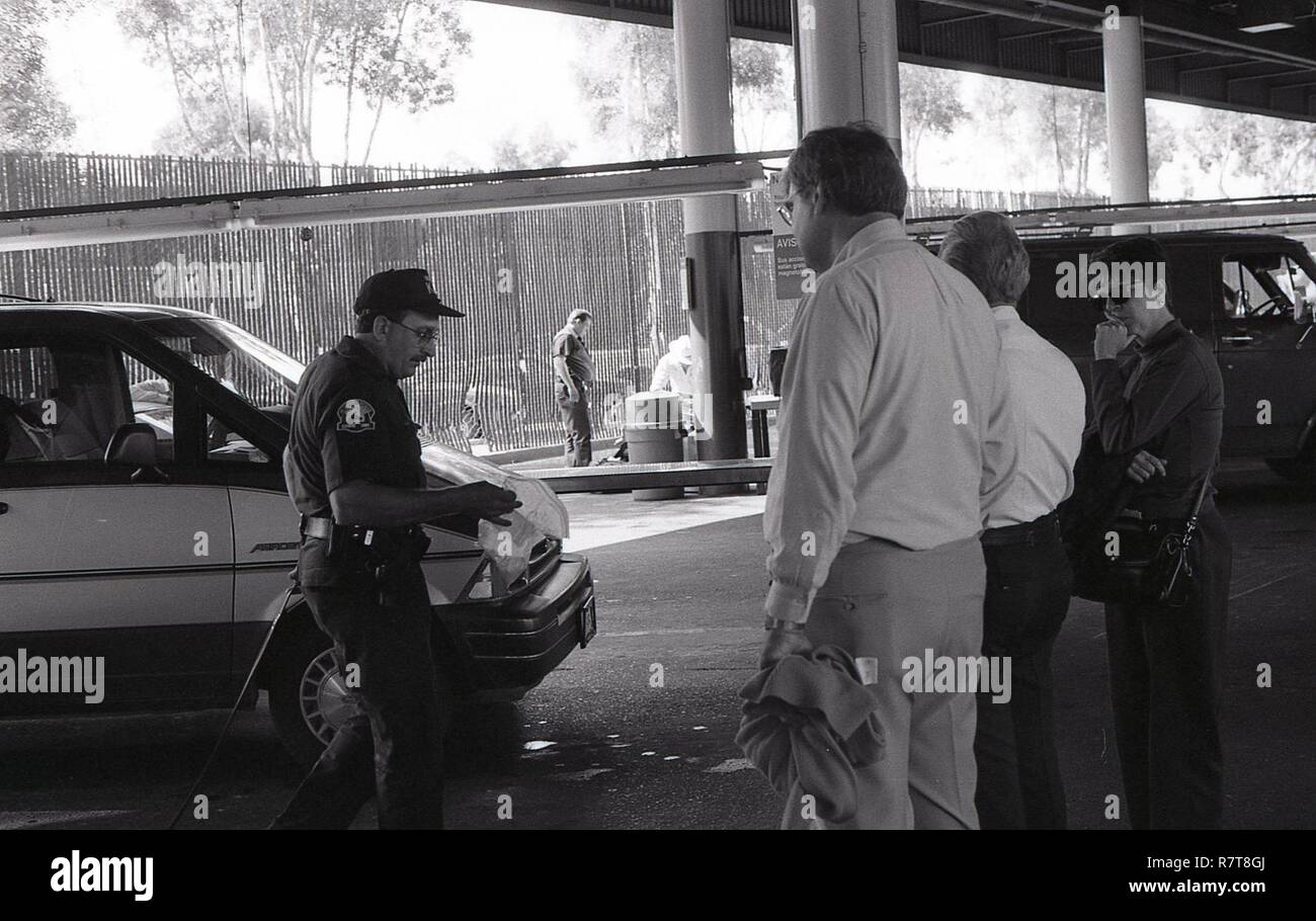 police searching vehicle with search dog Stock Photo - Alamy
