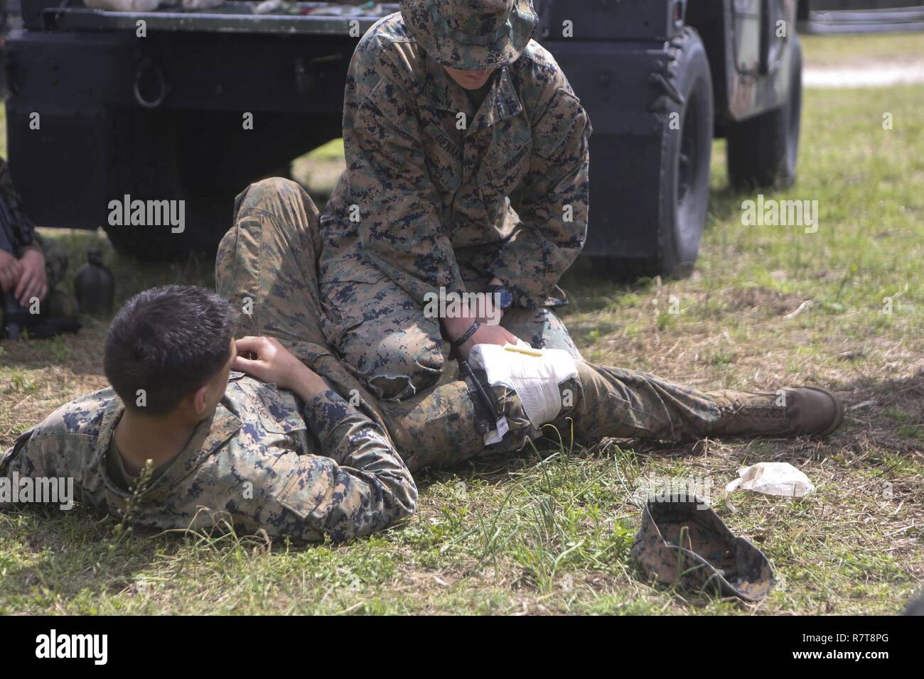 Marines perform first aid skills they learned in a combat life-savers ...