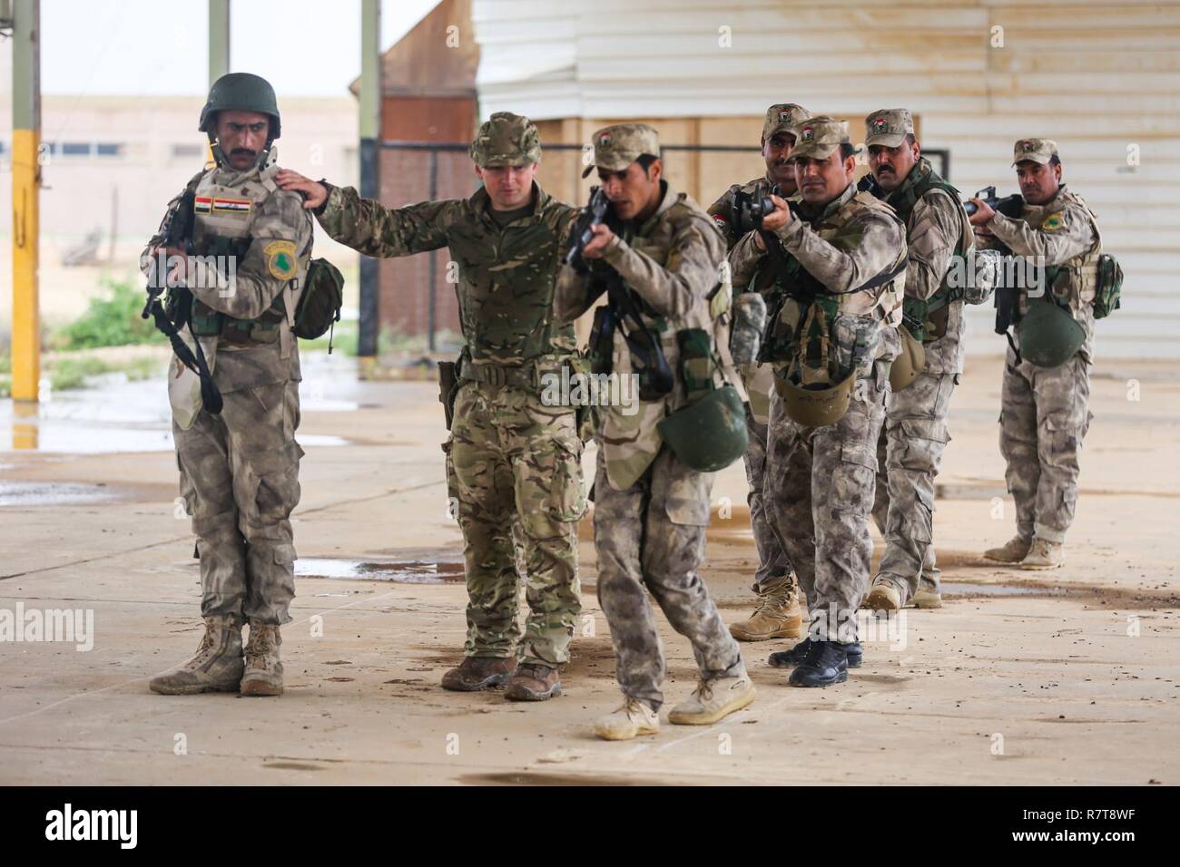 Iraqi security forces soldiers learn assault movement under the ...