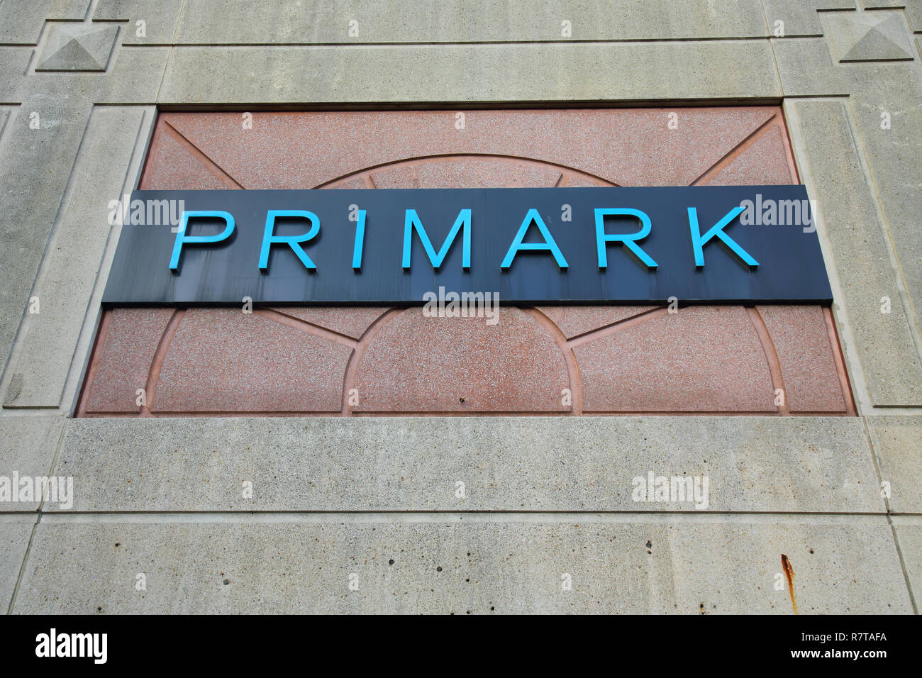 County mall shopping centre crawley hi-res stock photography and images ...