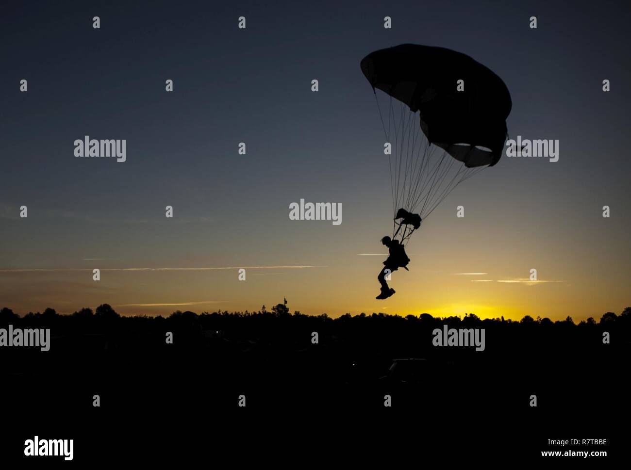 Test parachute team hi-res stock photography and images - Alamy