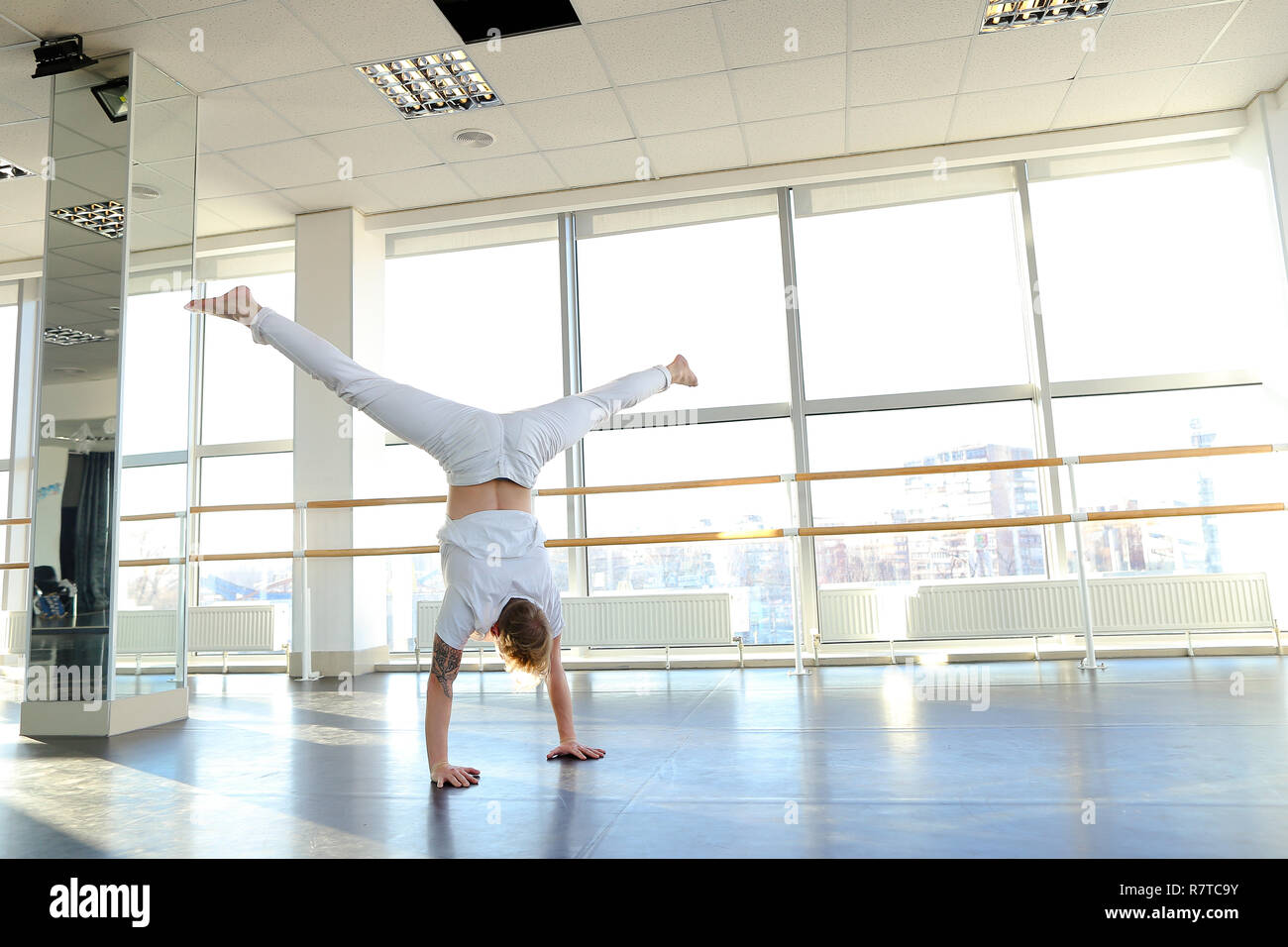 Street style dancer moves Stock Photo - Alamy