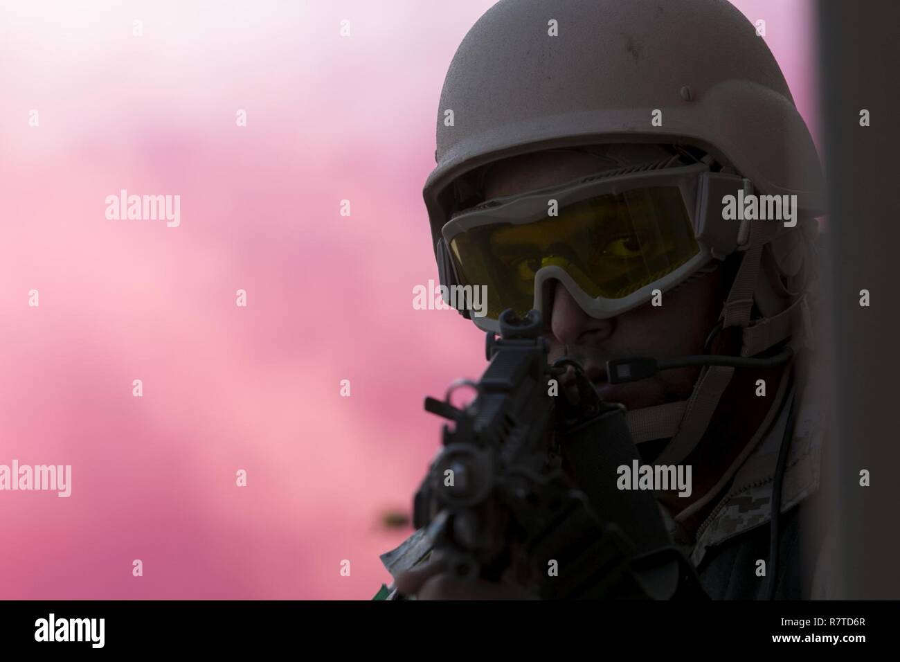 A Kuwaiti special operations soldier prepares to clear a warehouse ...