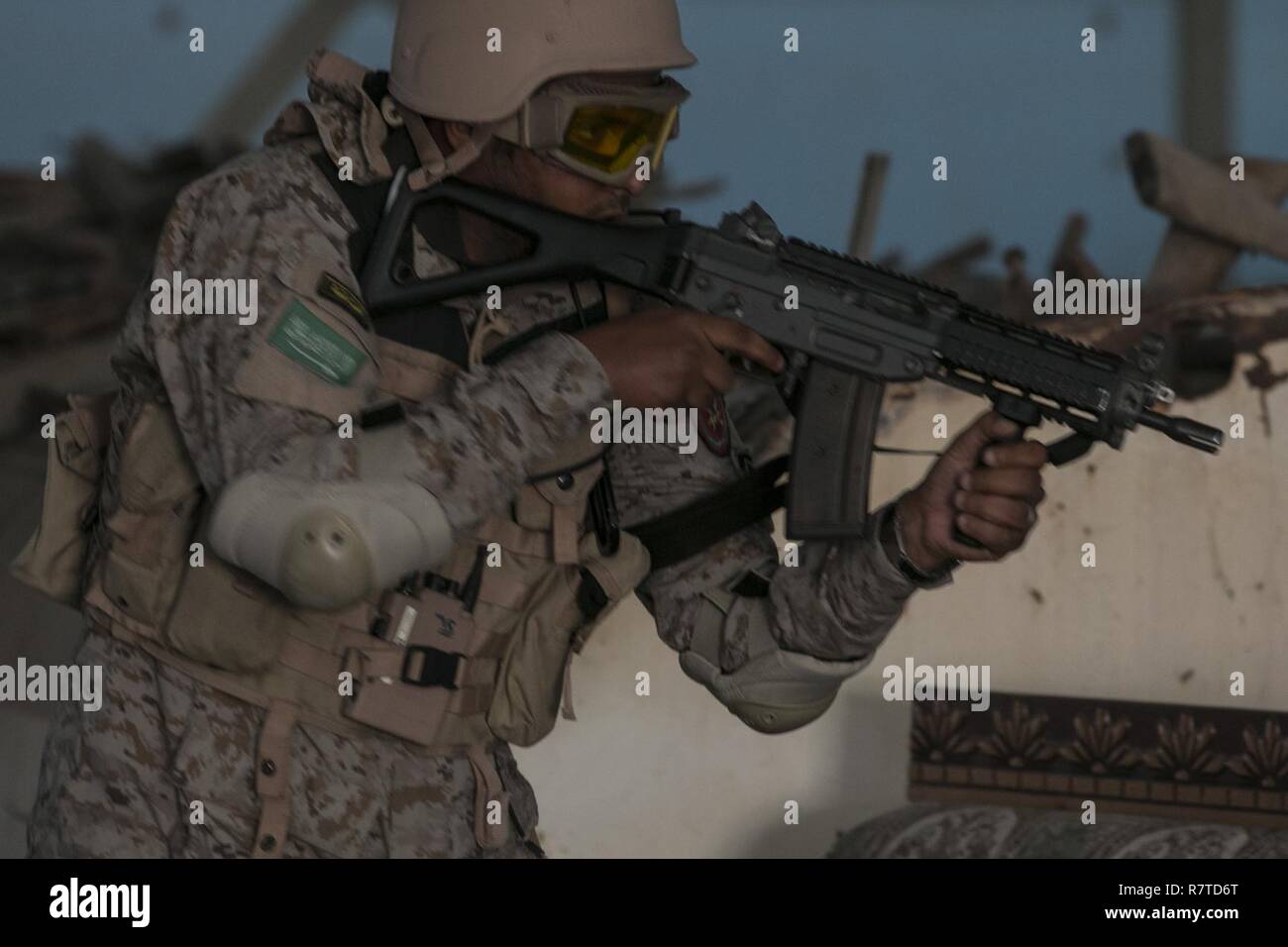 A Kuwaiti special operations soldier clears a warehouse during a ...