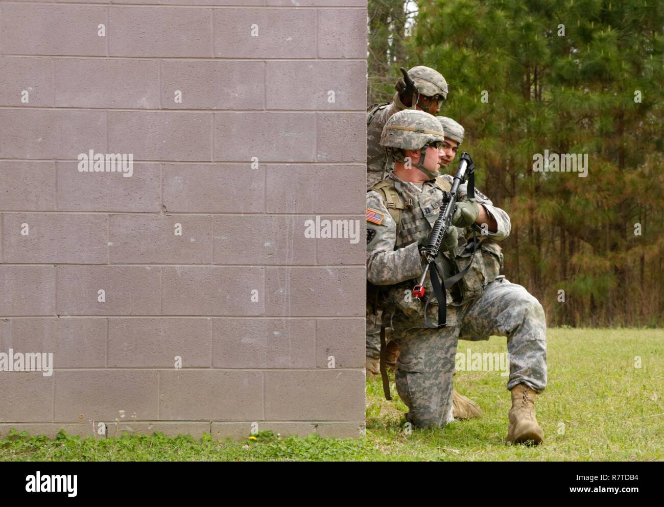 U.S. Army Soldiers from 612 Movement Control team (MCT), 53rd ...