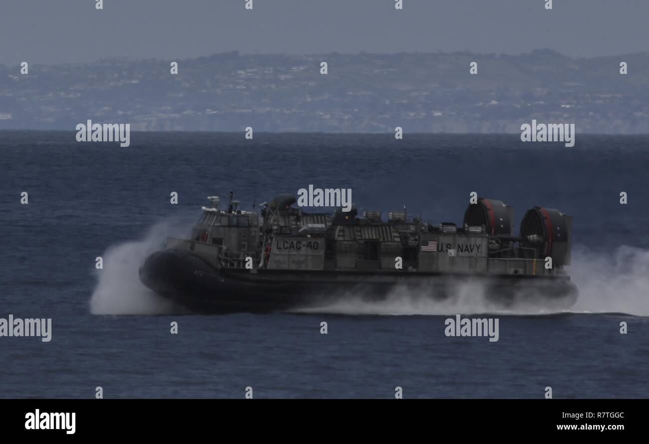 PACIFIC OCEAN, Calif., – A Landing Craft Air Cushion with Navy Assault ...