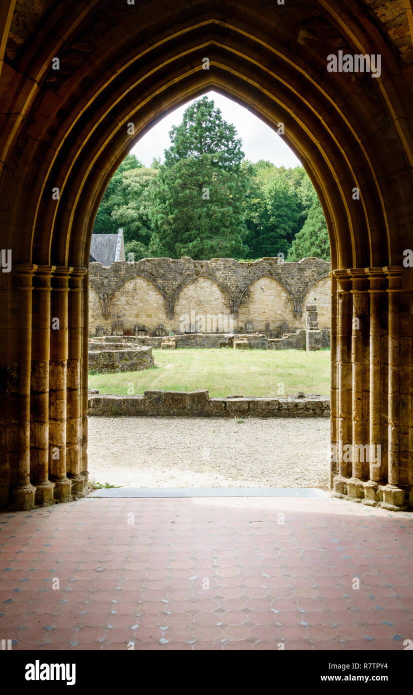 Arched column and courtyard Stock Photo - Alamy