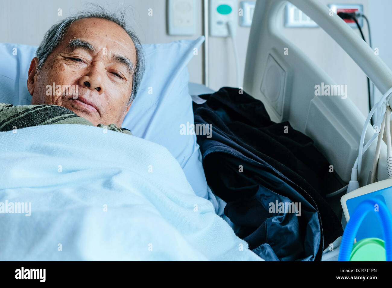 Intensive care unit patient old man hi-res stock photography and images ...