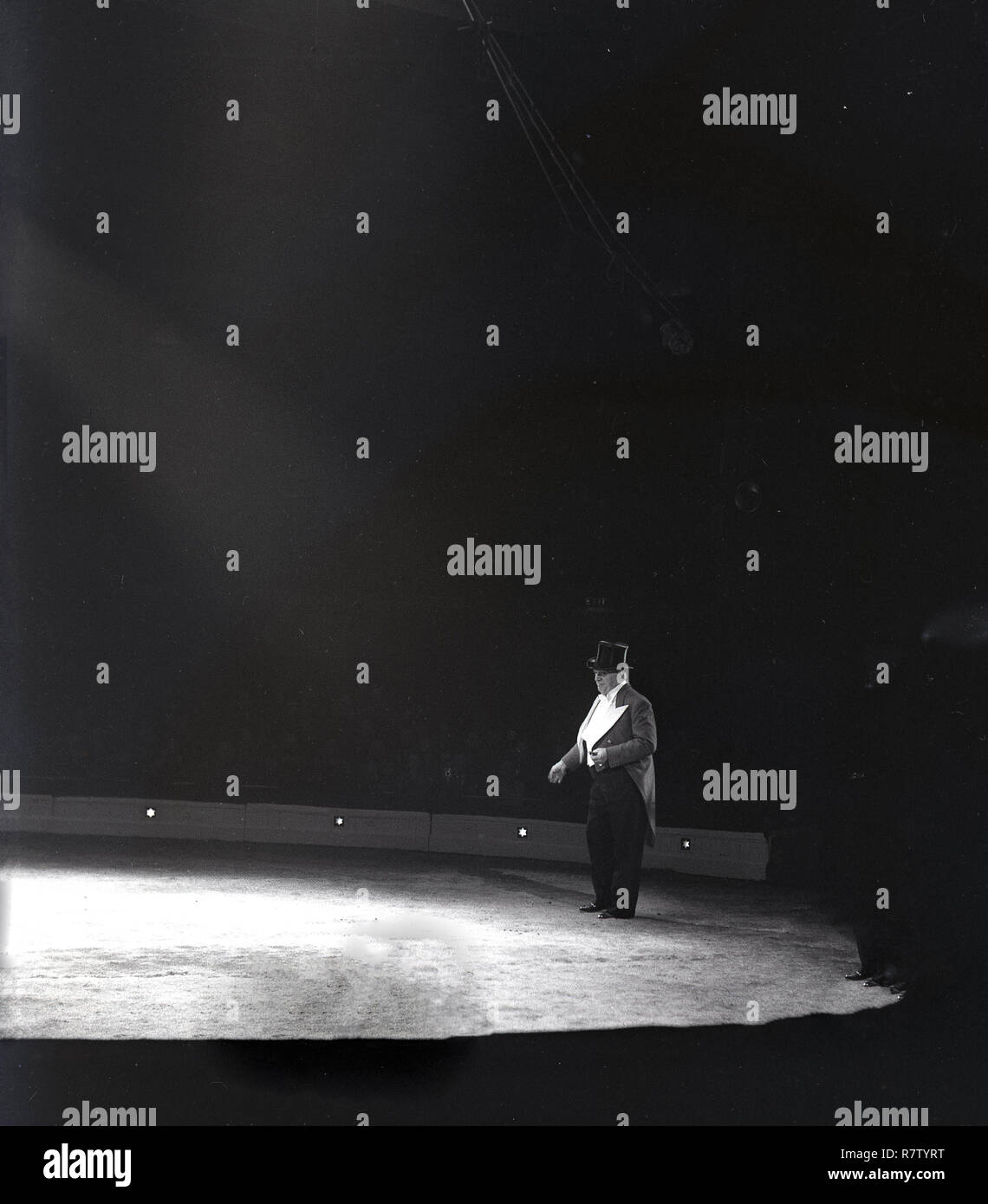 Circus ringmaster hi-res stock photography and images - Alamy